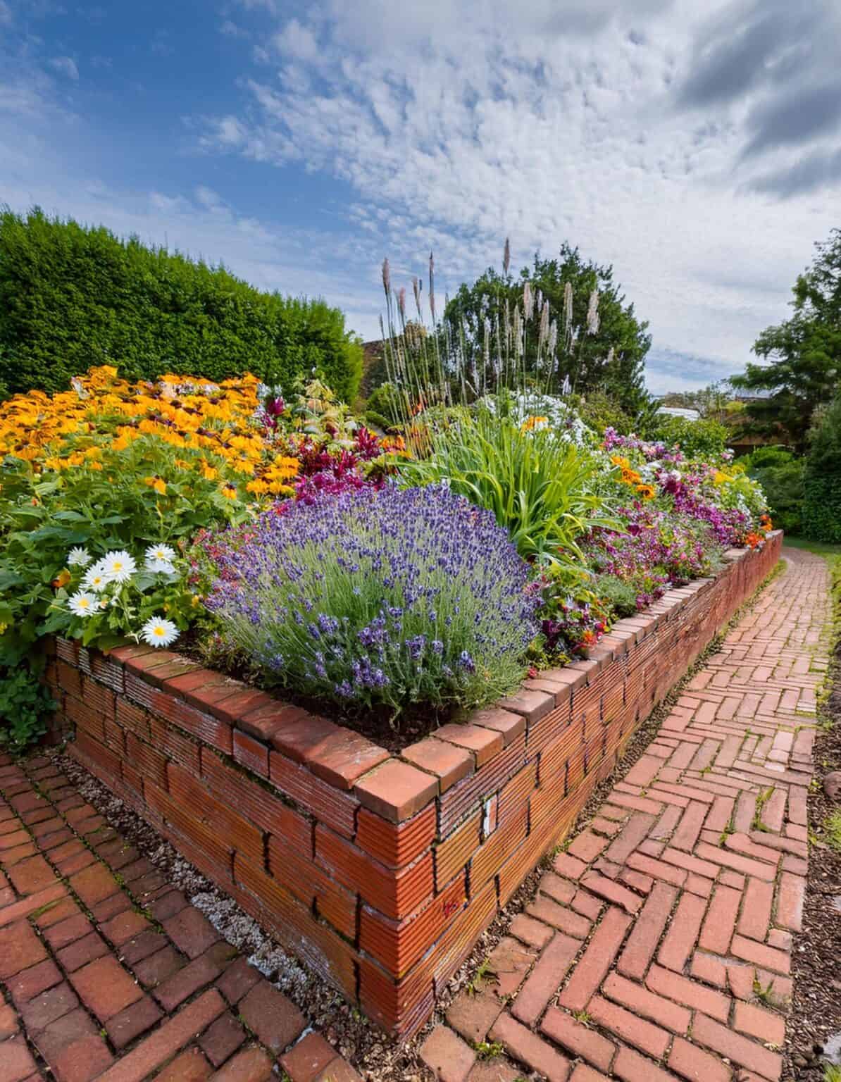 17 Brick Garden Edging Ideas to Frame Your Cottage Garden Flowers ...